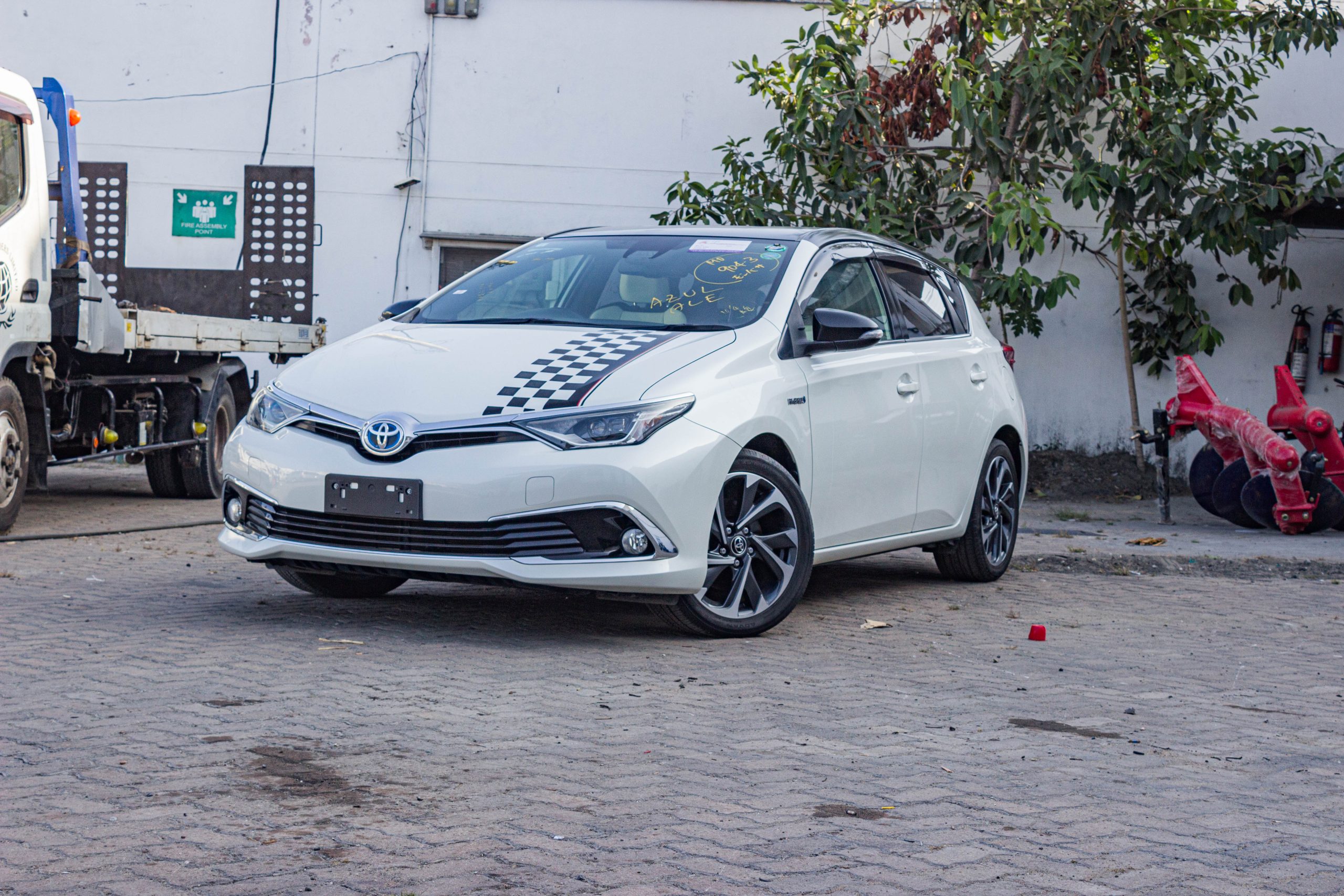 Toyota Auris 2017 White Brick Lane – Sammy Traders Ltd